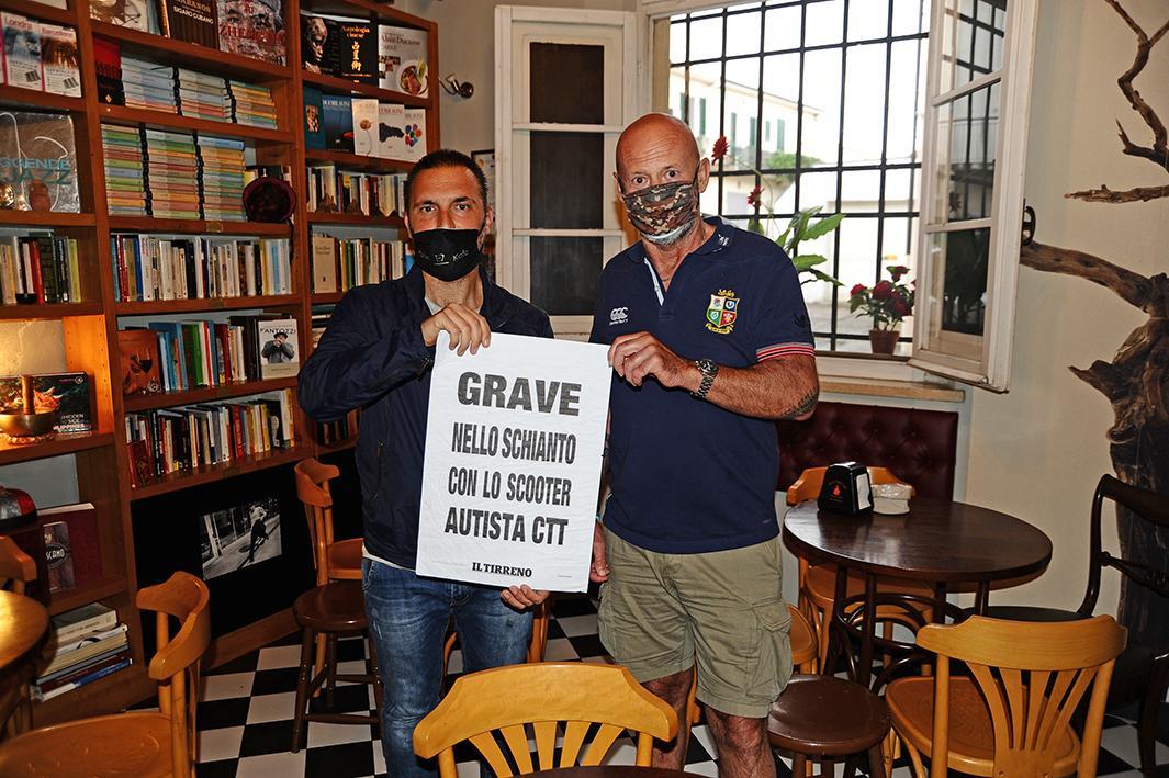 Si fa la foto con l’amico e la locandina del Tirreno dopo l’incidente ...