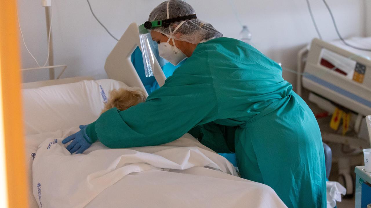 Un decesso, un ricovero in terapia intensiva e tamponi positivi al 20% ... Un decesso, un ricovero in terapia intensiva e tamponi positivi al 20% ...