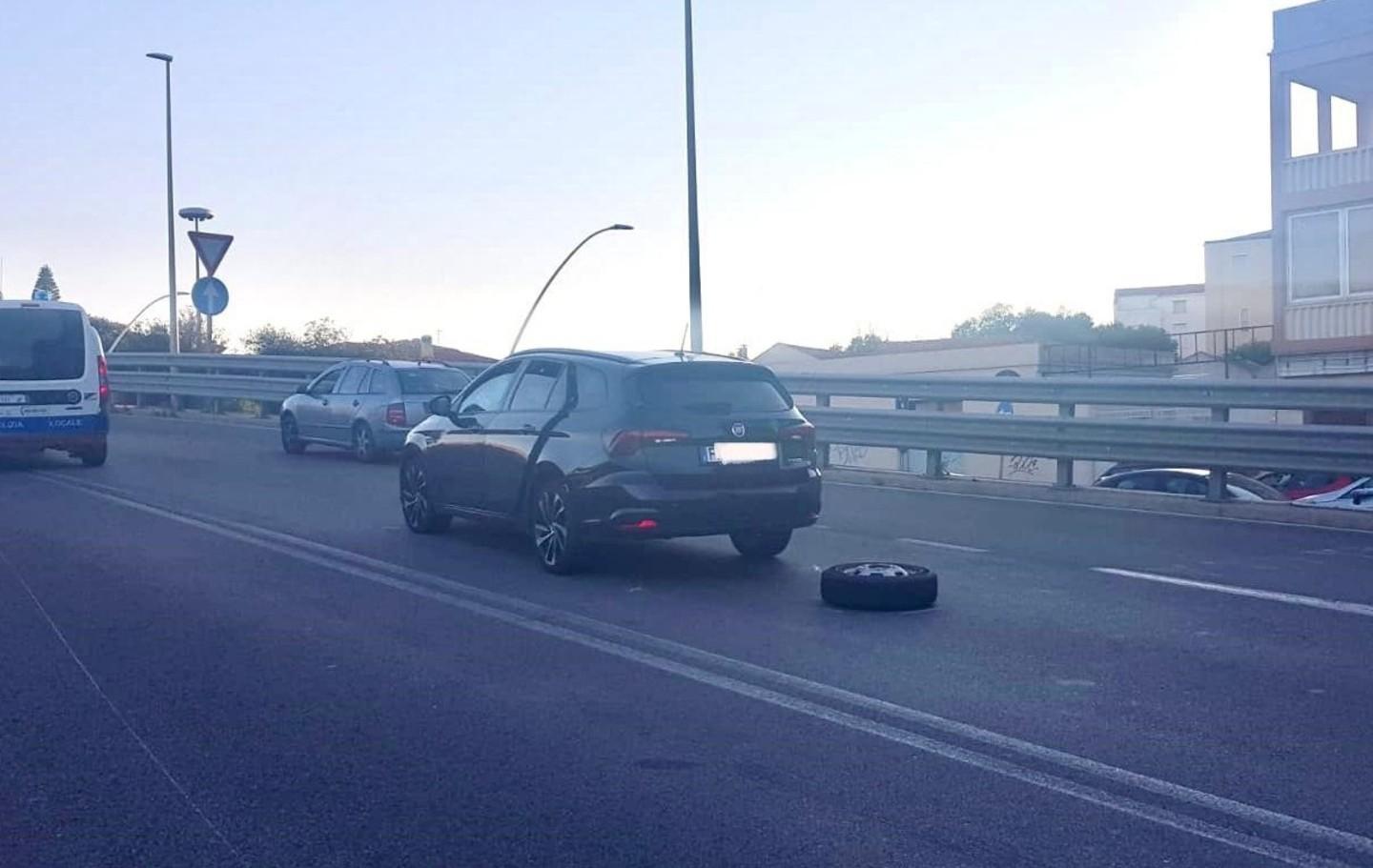 Volano 2 copertoni, centrata un’auto La Nuova Sardegna