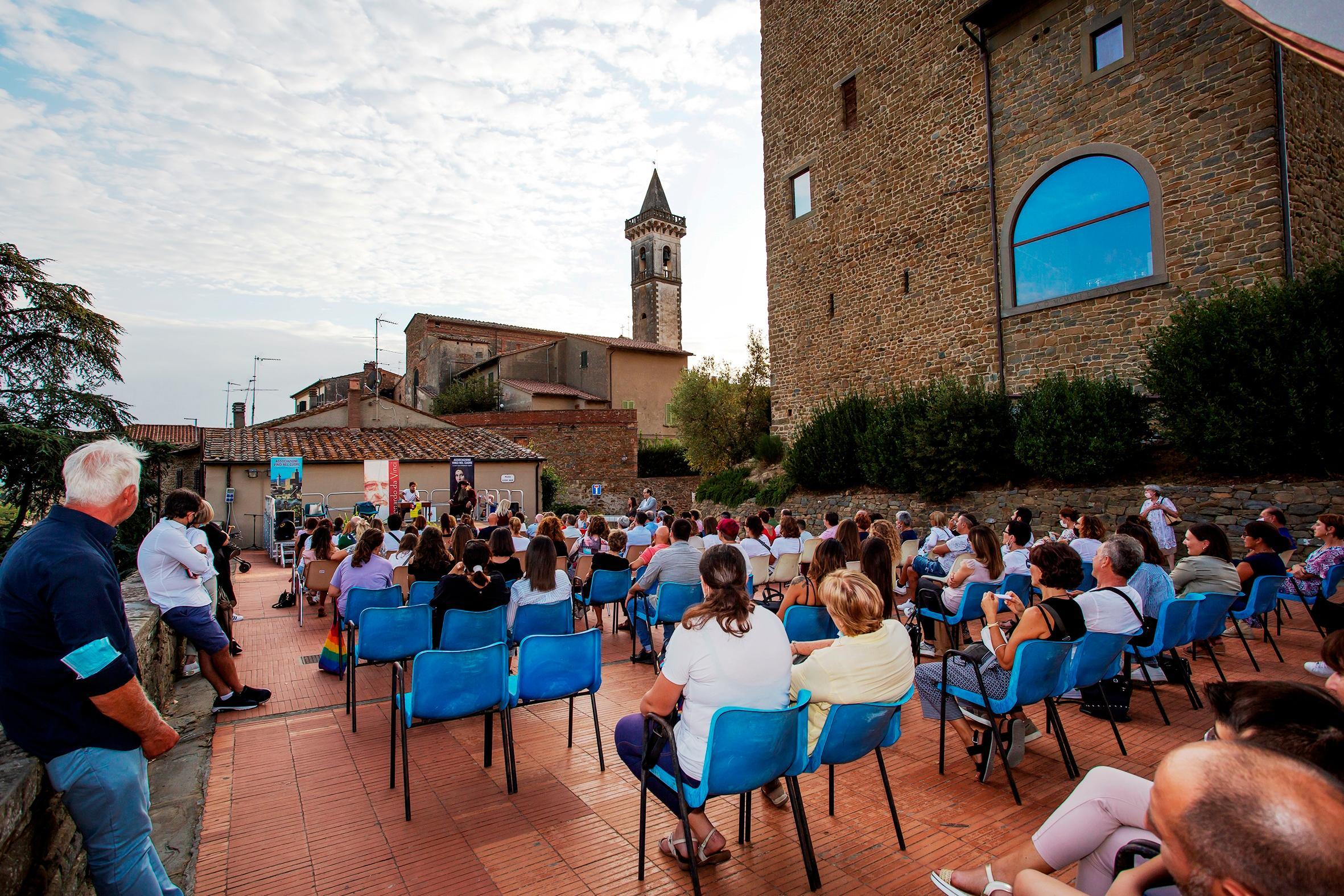 Si torna in piazza del Castello di Vinci con la poesia e "Astro" Il Tirreno