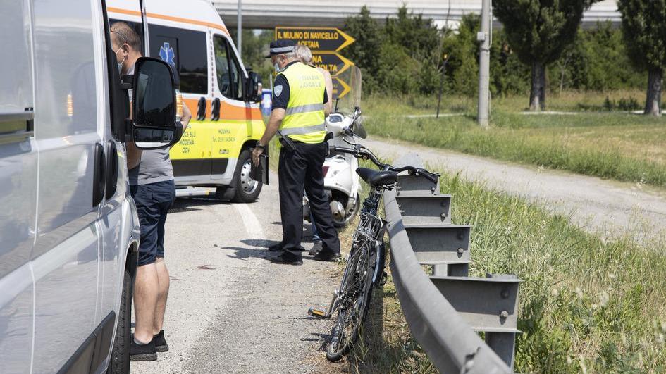 Scontro tra bici e camion Gazzetta di Modena Scontro tra bici e camion Gazzetta di Modena