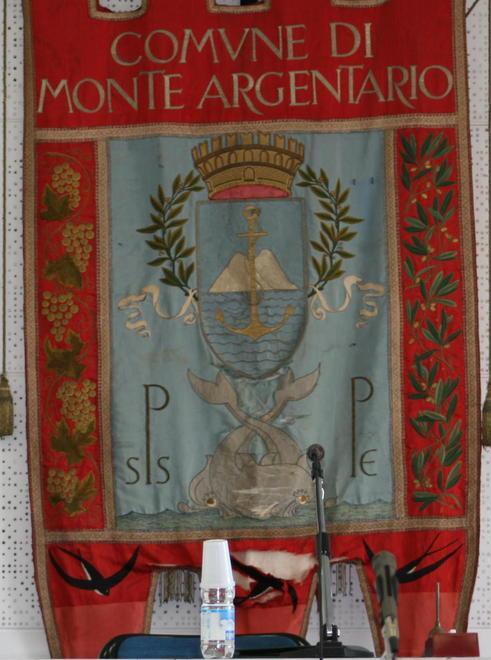 Il gonfalone del Comune è logoro e va in restauro a Prato - Il Tirreno