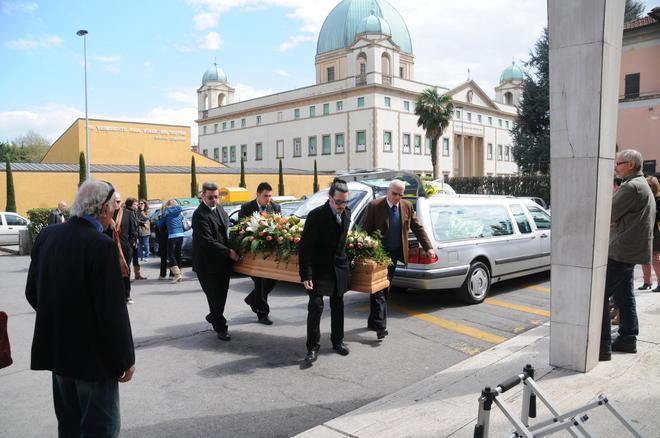 La Roma manda una corona di fiori ai funerali del’ex calciatore Petrini ...