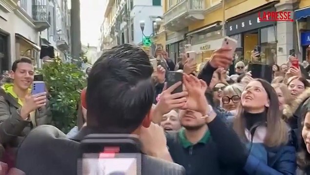 Sanremo 2025, Francesco Gabbani improvvisa un live tra i fan - Il Tirreno