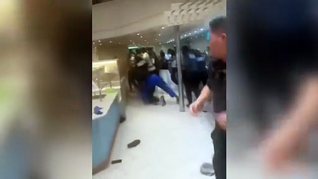 Rissa al buffet della nave da crociera: passeggeri si azzuffano per il ...