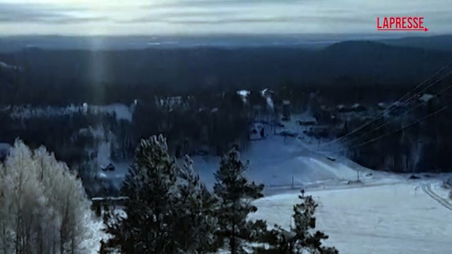 Russia, elicottero resta impigliato nei cavi di una funivia e precipita ...