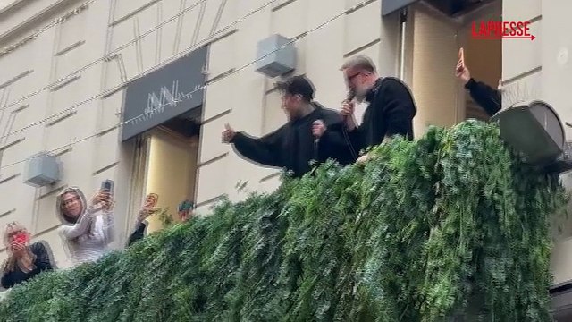 Sanremo 2026, Fedez-Masini al balcone cantano con i fan - La Nuova Sardegna