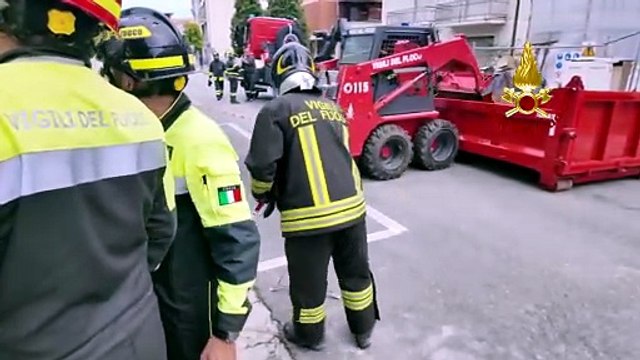 Palazzina crolla dopo esplosione: un morto, si cerca donna di 91 anni ...