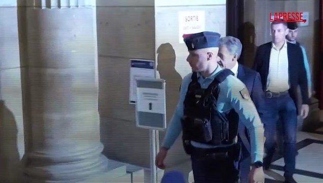 Francia, Sarkozy arriva al tribunale di Parigi insieme a Carla Bruni ...