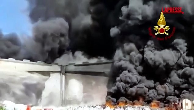 Incendio alla Versalis di Mantova, nube di fumo nero sopra la città ...