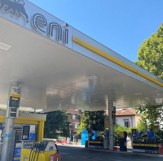 Il primo distributore che parla in dialetto: l’Eni di via Giardini ora ...