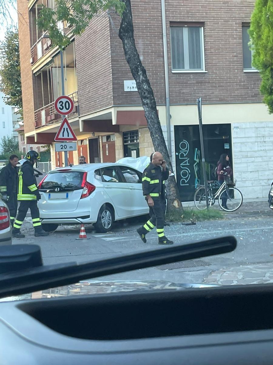 Modena Violento schianto lungo via Padova Due donne restano ferite ... Modena Violento schianto lungo via Padova Due donne restano ferite ...