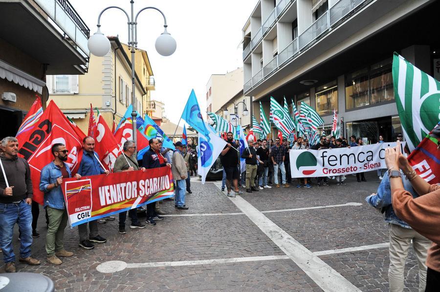 Venator, tutti in piazza a fianco dei lavoratori – Video - Il Tirreno