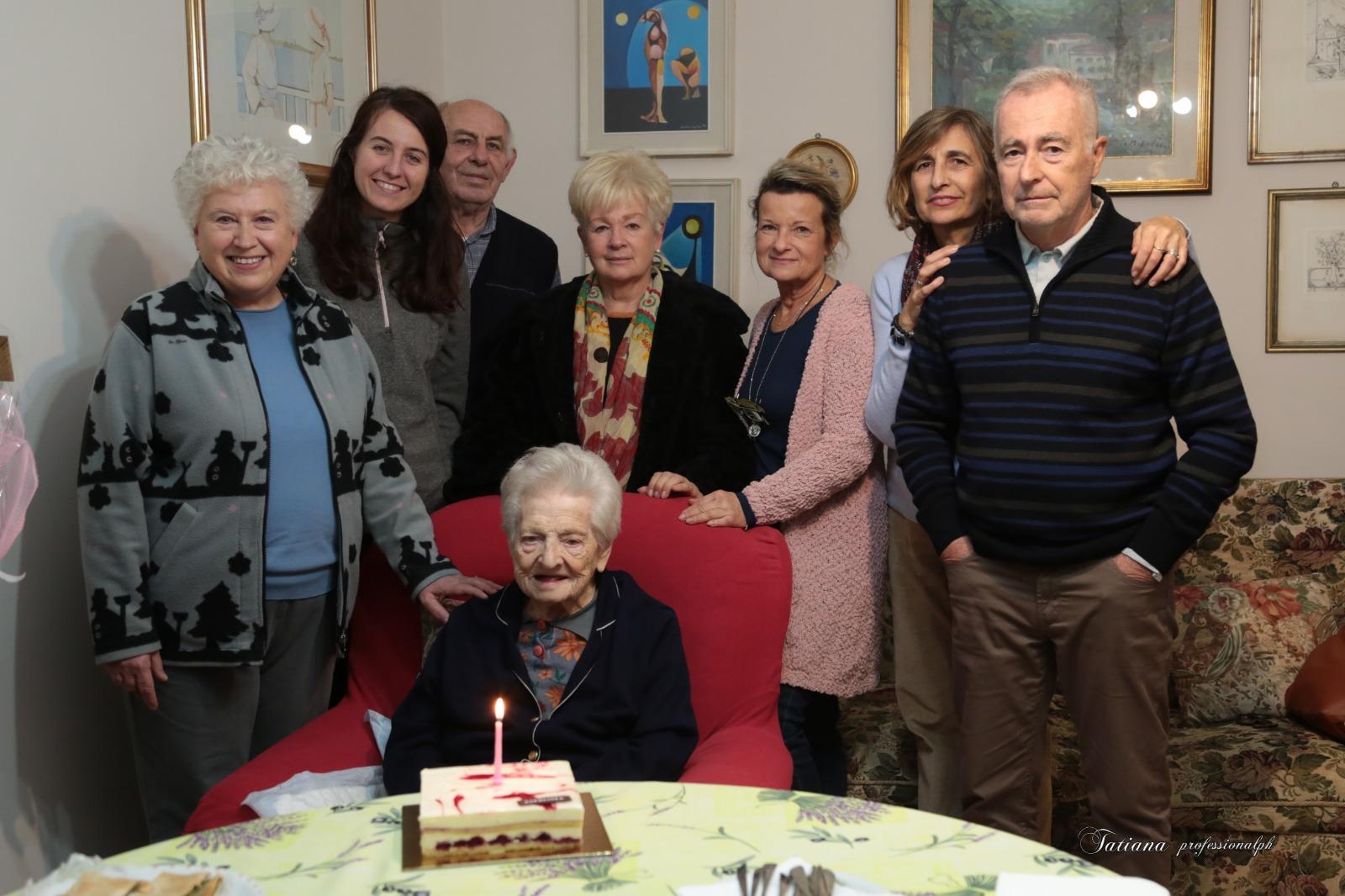 La moglie del soldato compie 102 anni: «Tutte le mattine leggo la ...