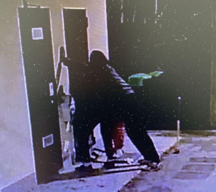 Modena Tentano il furto, ma si feriscono Indagini sulle tracce di ... Modena Tentano il furto, ma si feriscono Indagini sulle tracce di ...