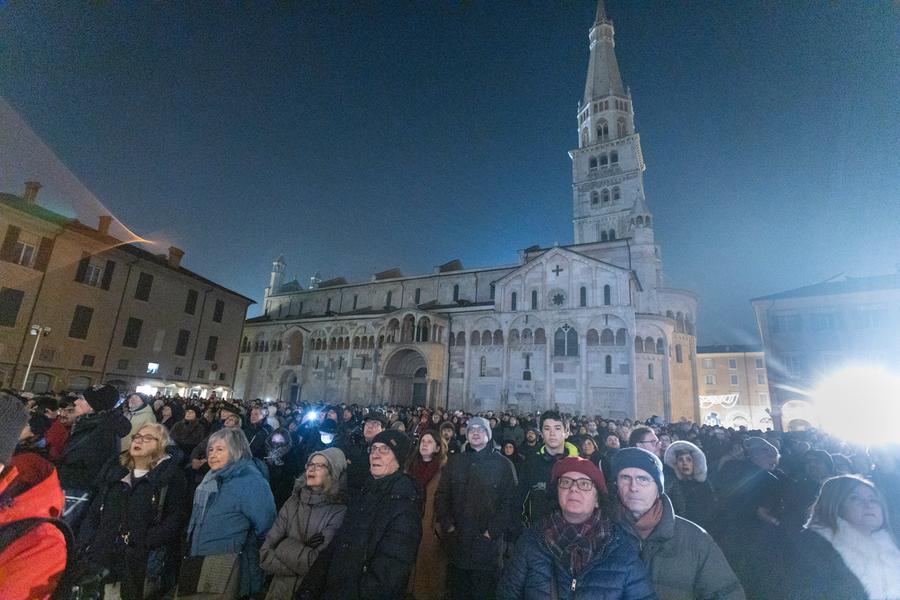 Modena, piazza Grande stracolma per lo spettacolo di fine anno con la ...