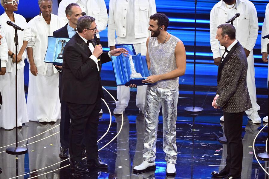 Sanremo: Mengoni vince anche la serata cover e resta in testa – Le ...