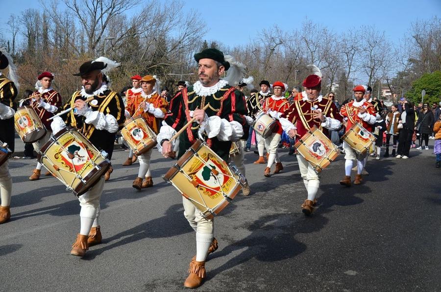 Oristano va in scena a Carnate: tamburini e trombettieri grandi ...