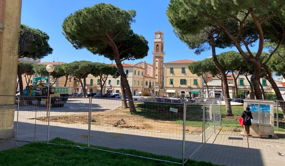 Cecina, come cambia piazza Carducci: tre aree gioco e una fontana - Il ...