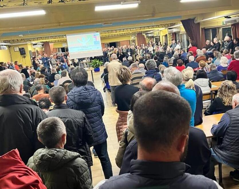 Modena Incontro sul porta a porta, pienone Tante domande e c’è chi ... Modena Incontro sul porta a porta, pienone Tante domande e c’è chi ...