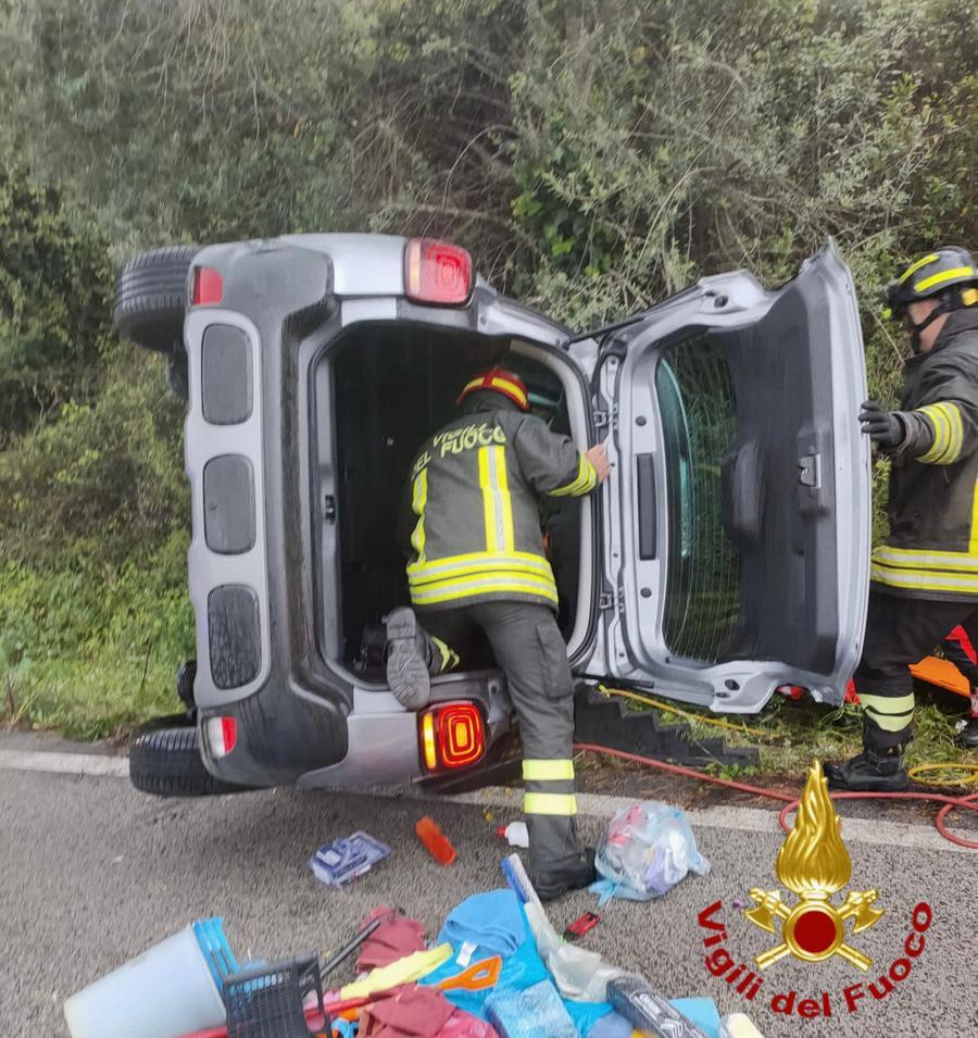 Finisce fuori strada all’uscita di Sassari e resta incastrato nell’auto ...
