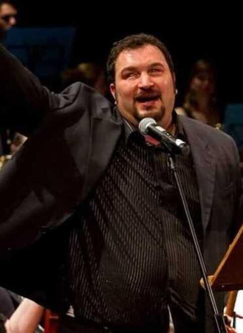 Modena. Matteo, tenore non vedente «Vasco, cantiamo insieme» - Gazzetta ...