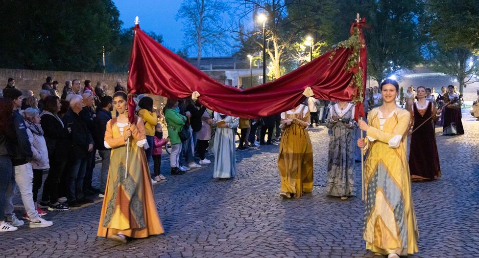 Tra chiarine e costumi, la magia del Palio di Ferrara (articolo e video ...