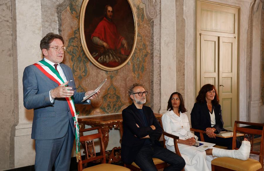 Modena, Massimo Bottura e Lara Gilmore diplomatici culinari - Gazzetta ...