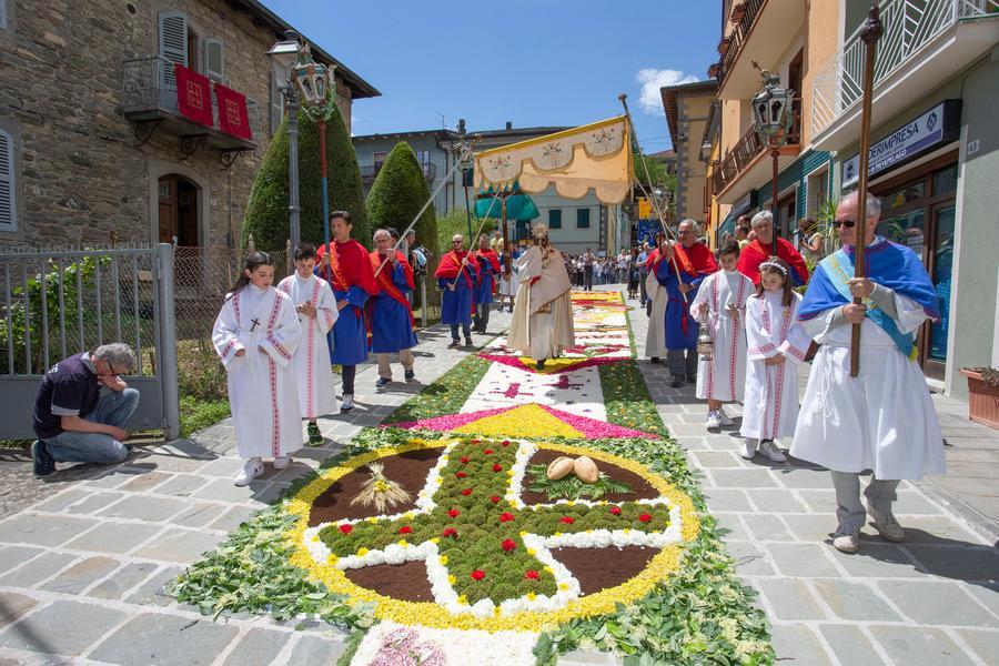 Pievepelago, la magia dell’infiorata - Gazzetta di Modena