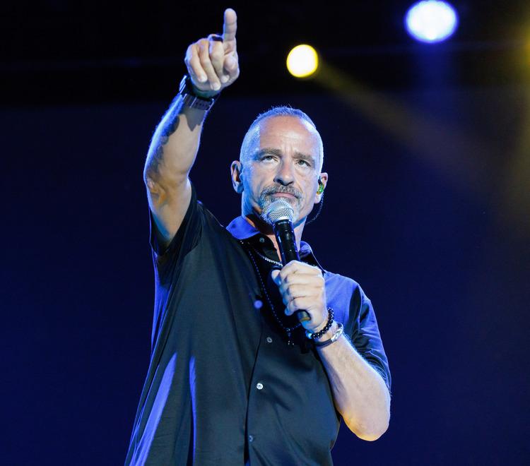 Dal palco di Ferrara Eros Ramazzotti ricorda Robert, morto sul lavoro ...