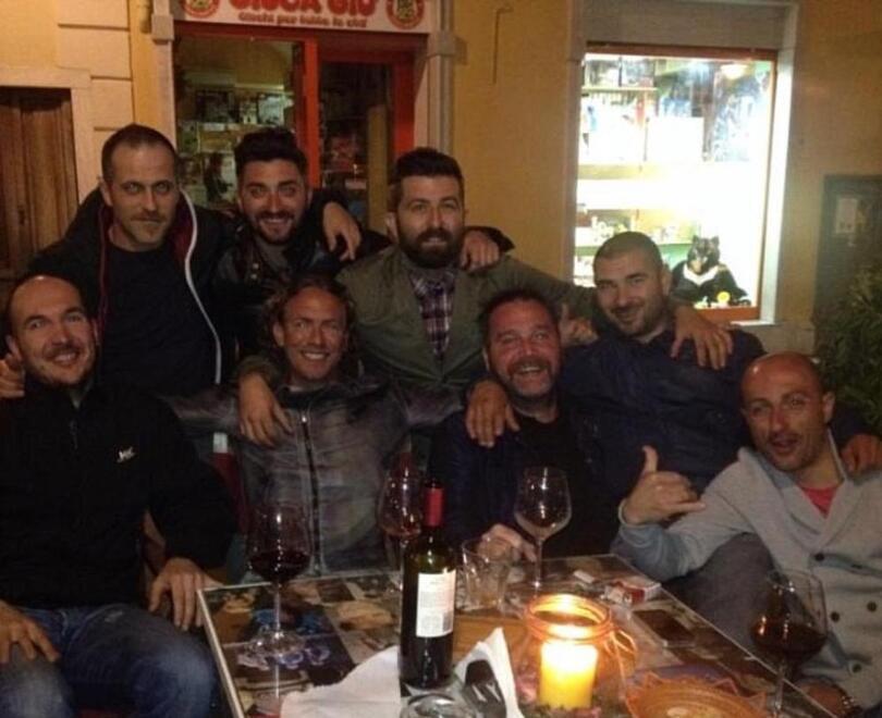 Massa, fiori che scivolano in acqua per salutare Marco Panesi - Il Tirreno