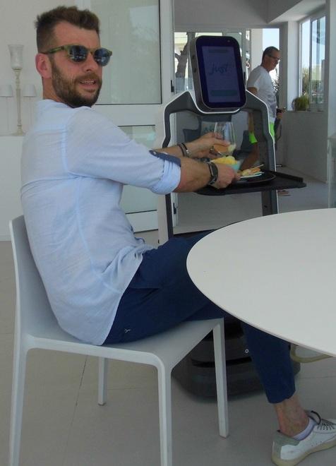 Lido Nazioni, un robot serve ai tavoli - La Nuova Ferrara