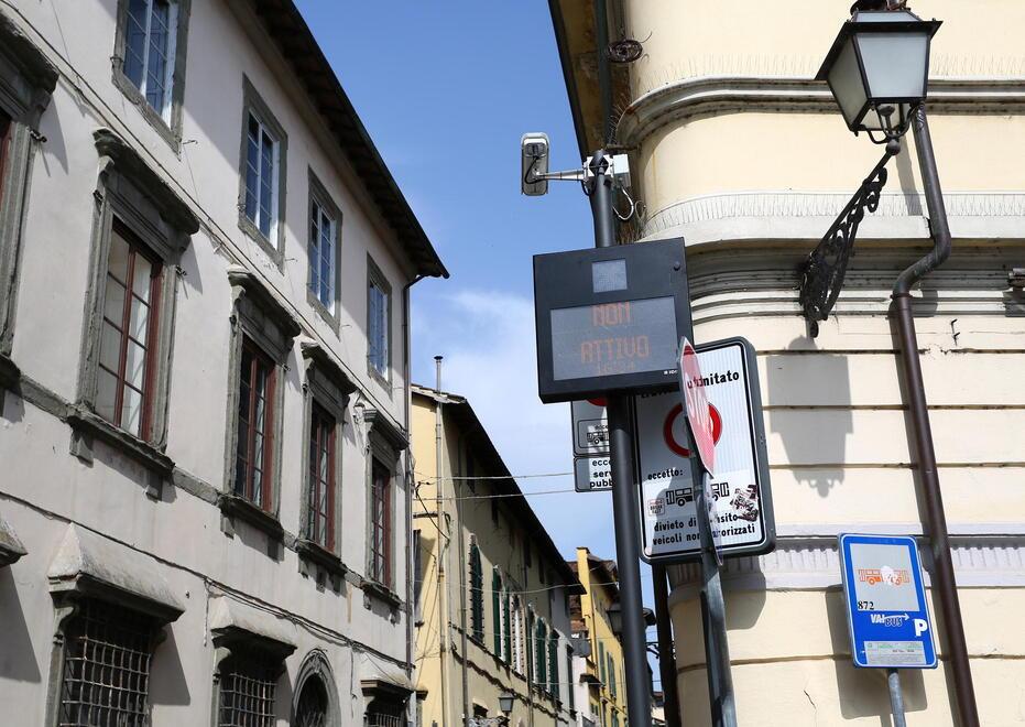 Lucca, nella Ztl con la targa nascosta: ora dovrà pagare 33 multe - Il ...