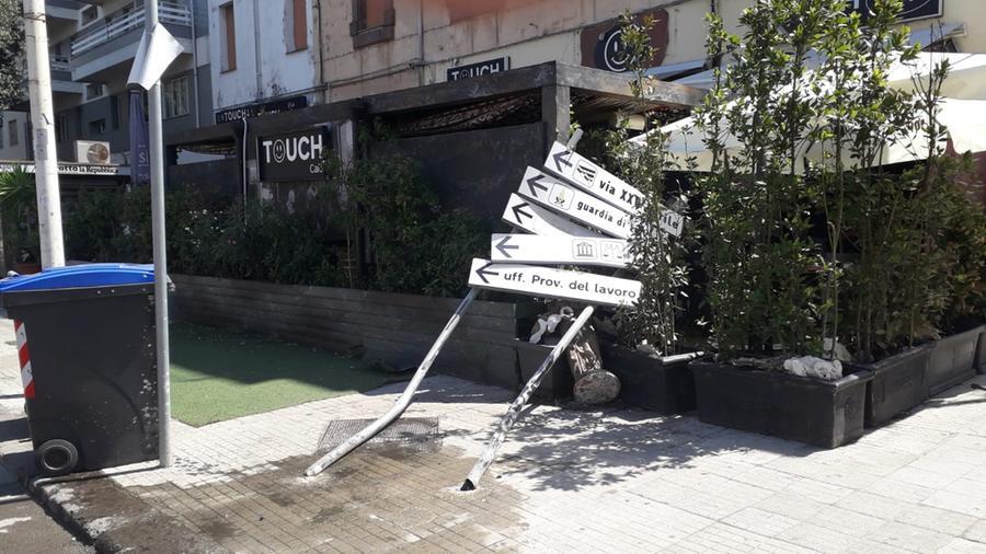 Auto pirata contro i cartelli stradali tragedia sfiorata al Touch cafè di Sassari - La Nuova ...