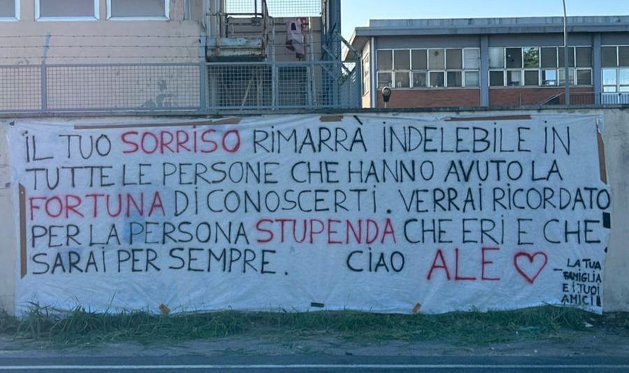 Livorno, striscione per Ale: «Ti ricorderemo per la persona stupenda ...