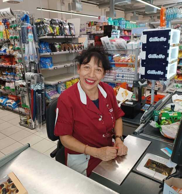 La cassiera della Coop va in pensione dopo 40 anni: fiori, ricordi e ...