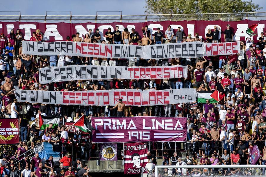 Livorno, bandiere della Palestina in curva Nord. Ed Esciua riprende ... Livorno, bandiere della Palestina in curva Nord. Ed Esciua riprende ...