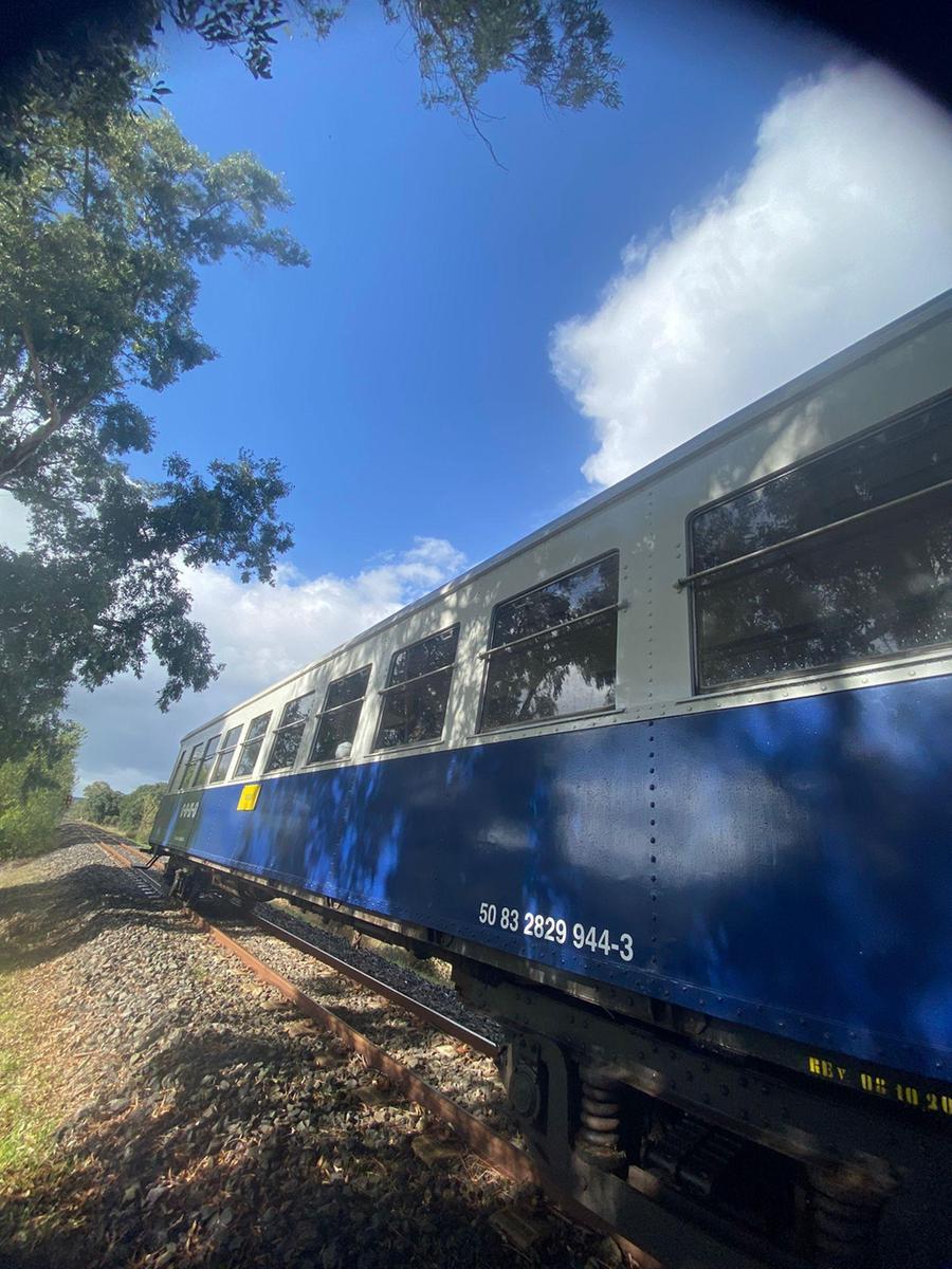 treno fermo in campagna a Orotelli - La Nuova Sardegna