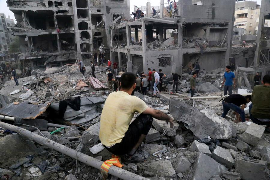 Gaza, corpi in fosse comuni. Usa divisi su sostegno a Israele - La ...
