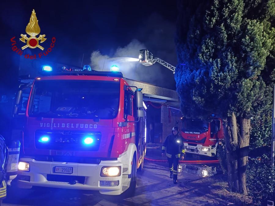 Incendio manda in cenere i capi d’abbigliamento in un pronto moda a ...