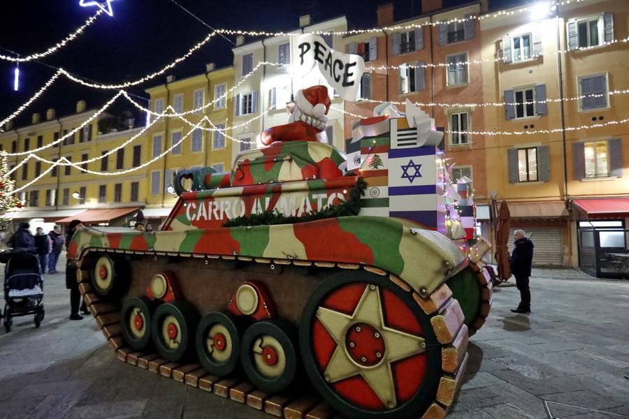 Modena, l’artista Lunati stupisce ancora: «Ecco il carro... amato pieno ...