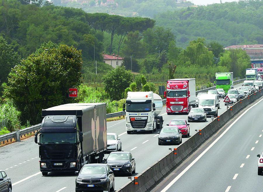 Tir perde travi di ferro in autostrada: traffico in tilt tra A1 e A11 ...