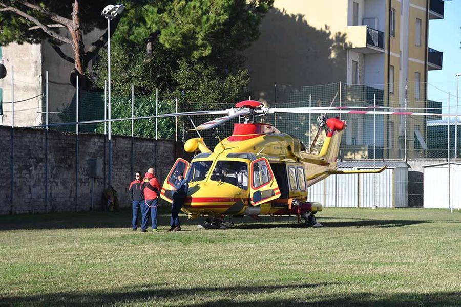 Carrara, cade pezzo di gru su un piede: grave 37enne - Il Tirreno