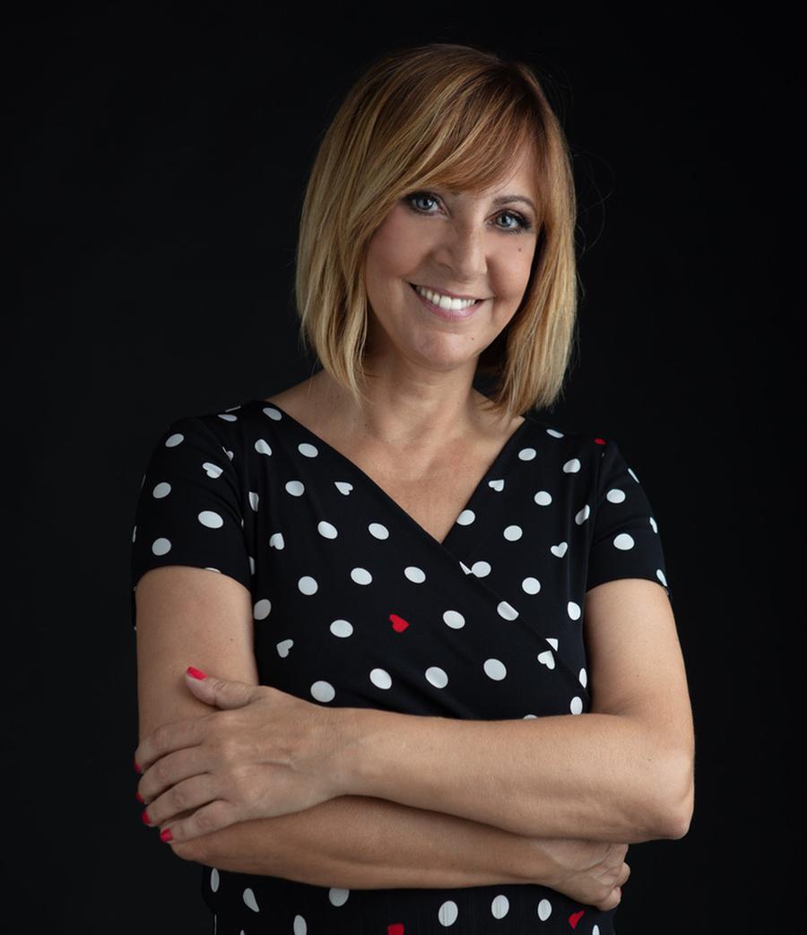 Debora Villa: "I miei vent'anni di risate tra teatro, cinema e tv" - La ...