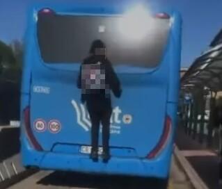 Pontedera, aggrappato al retro del bus: ora lo studente rischia grosso ...