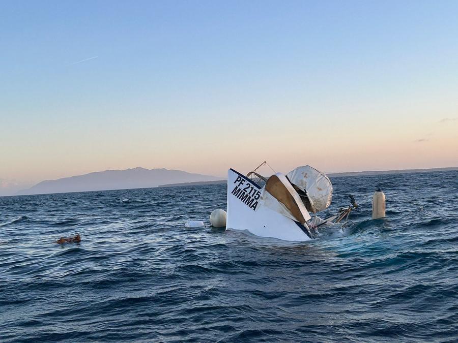 Peschereccio affondato tra Marina di Campo e Pianosa, salvi i marittimi ...