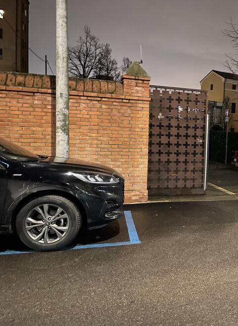 Ferrara. Ladri in azione in viale Cavour. Da un’auto rubate borsette di ...