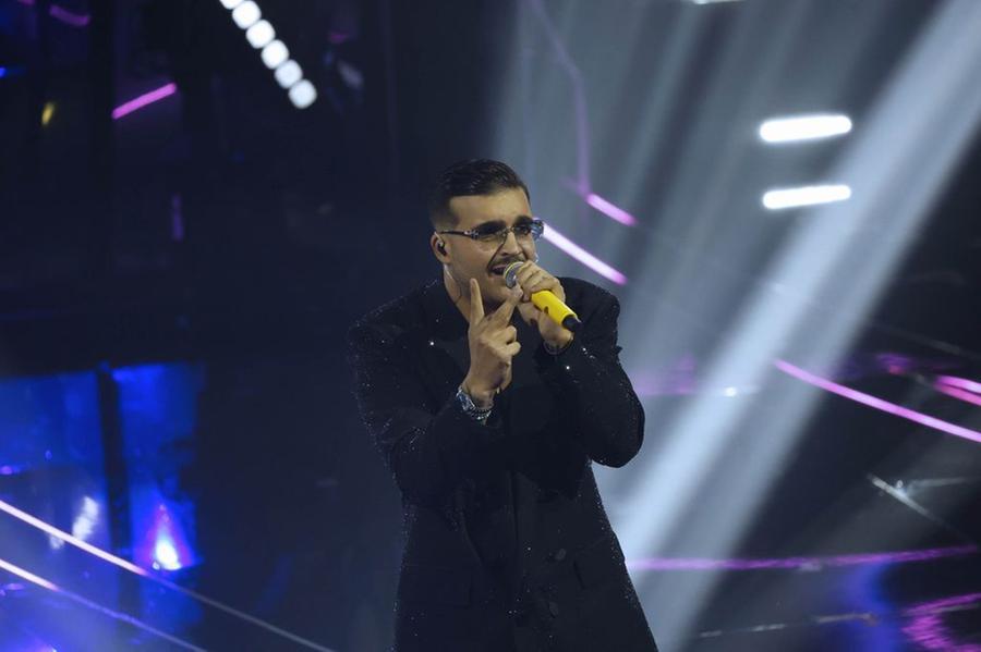 Sanremo, Geolier vince la serata cover ma viene sommerso dai fischi ...