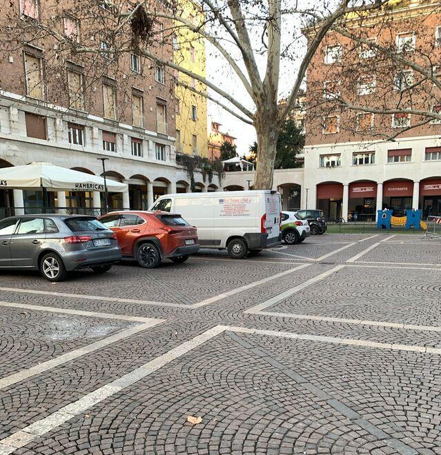 Modena, auto lasciate ovunque e degrado: Piazza Matteotti “vietata” ai ...