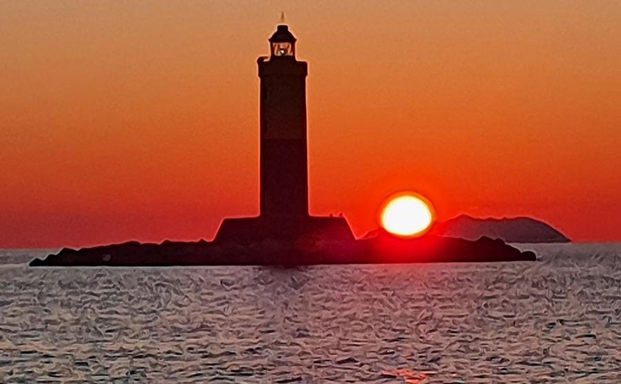 Livorno e il faro della Meloria al tramonto: grazie a Marco Leone - Il ...